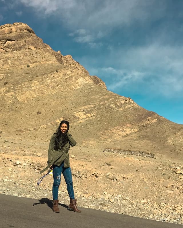 Muere influencer Aanvi Kamdar tras caer de un barranco mientras grababa ...