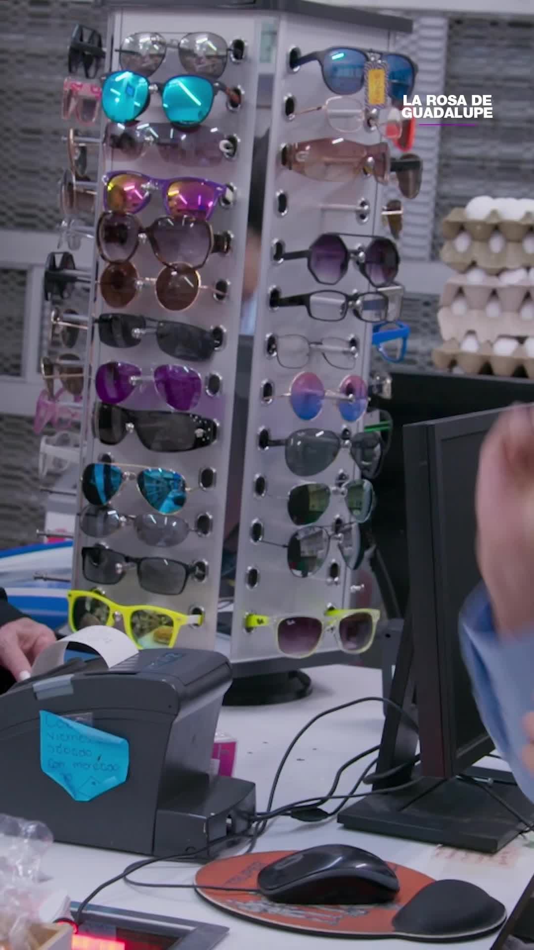¡Usted es una viejita ladrona! | Series La Rosa de Guadalupe | Univision