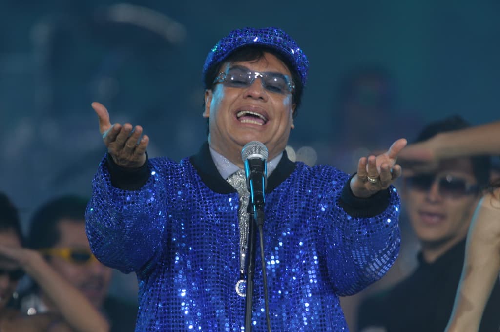 Mexican singer-songwriter Juan Gabriel dies at age 66 | Univision News ...