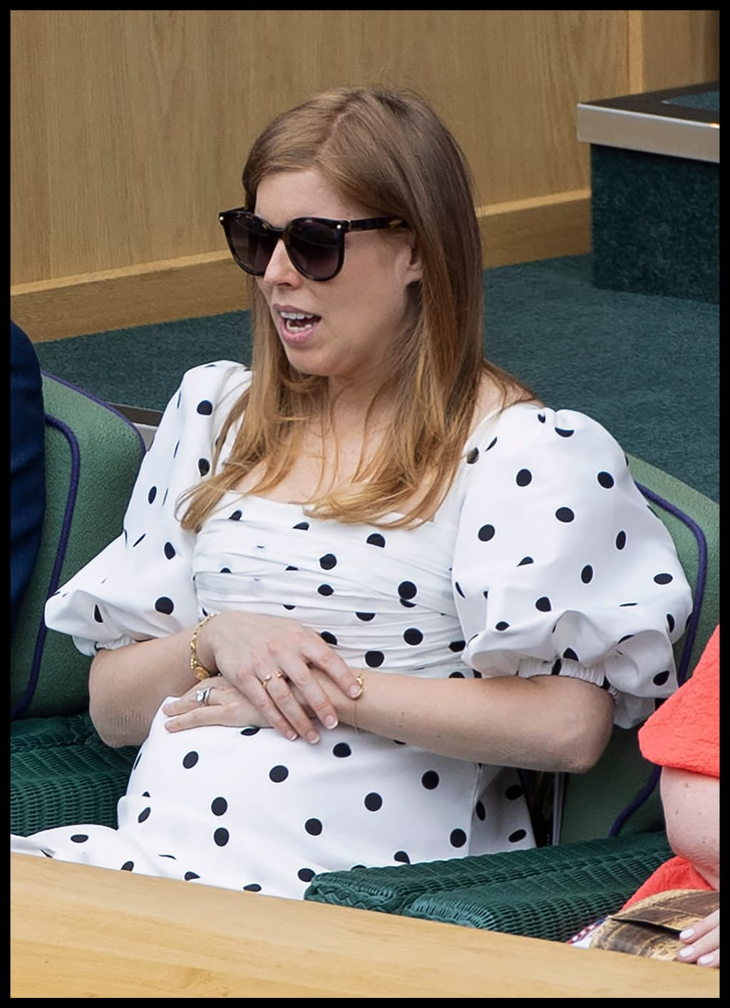 La princesa Beatrice muestra su pancita de embarazo previo a su primer ...
