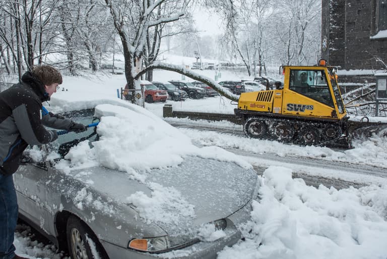 En fotos: cómo palear nieve en esta ola de frío sin terminar en la sala ...