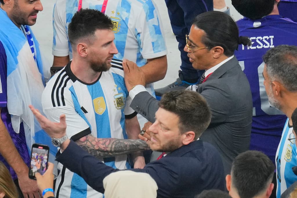 La FIFA investiga cómo el chef Salt Bae se coló en la cancha del ...