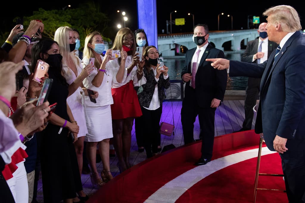 Arrestan a hombre de Florida que se tomó una foto en los disturbios del ...