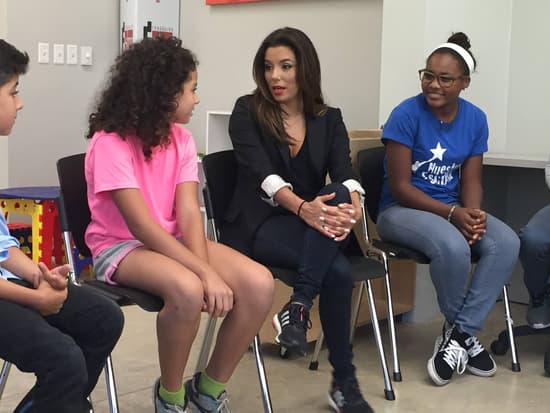 Eva Longoria visita el Centro Tau de Ricky Martin | Univision Puerto ...