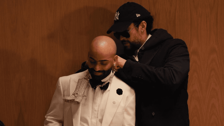 Bad Bunny regala su icónica cadena a Arcángel en la celebración de sus ...