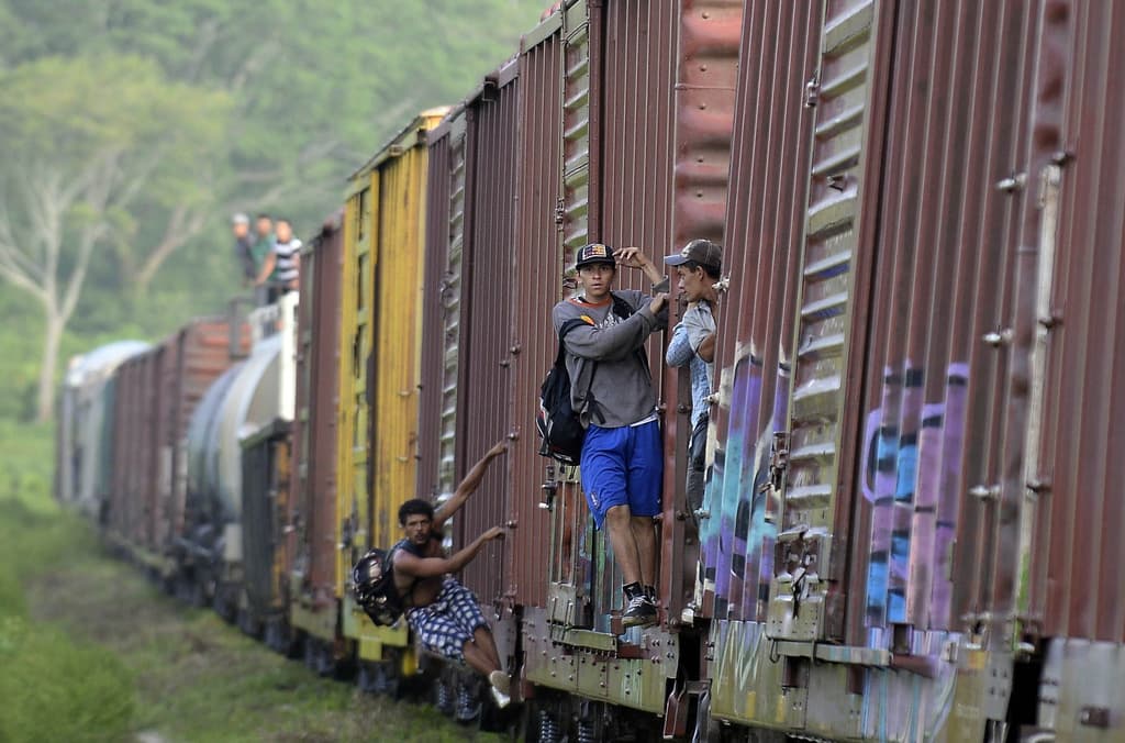 'La Bestia', el tren que corta extremidades y sueños de migrantes que ...