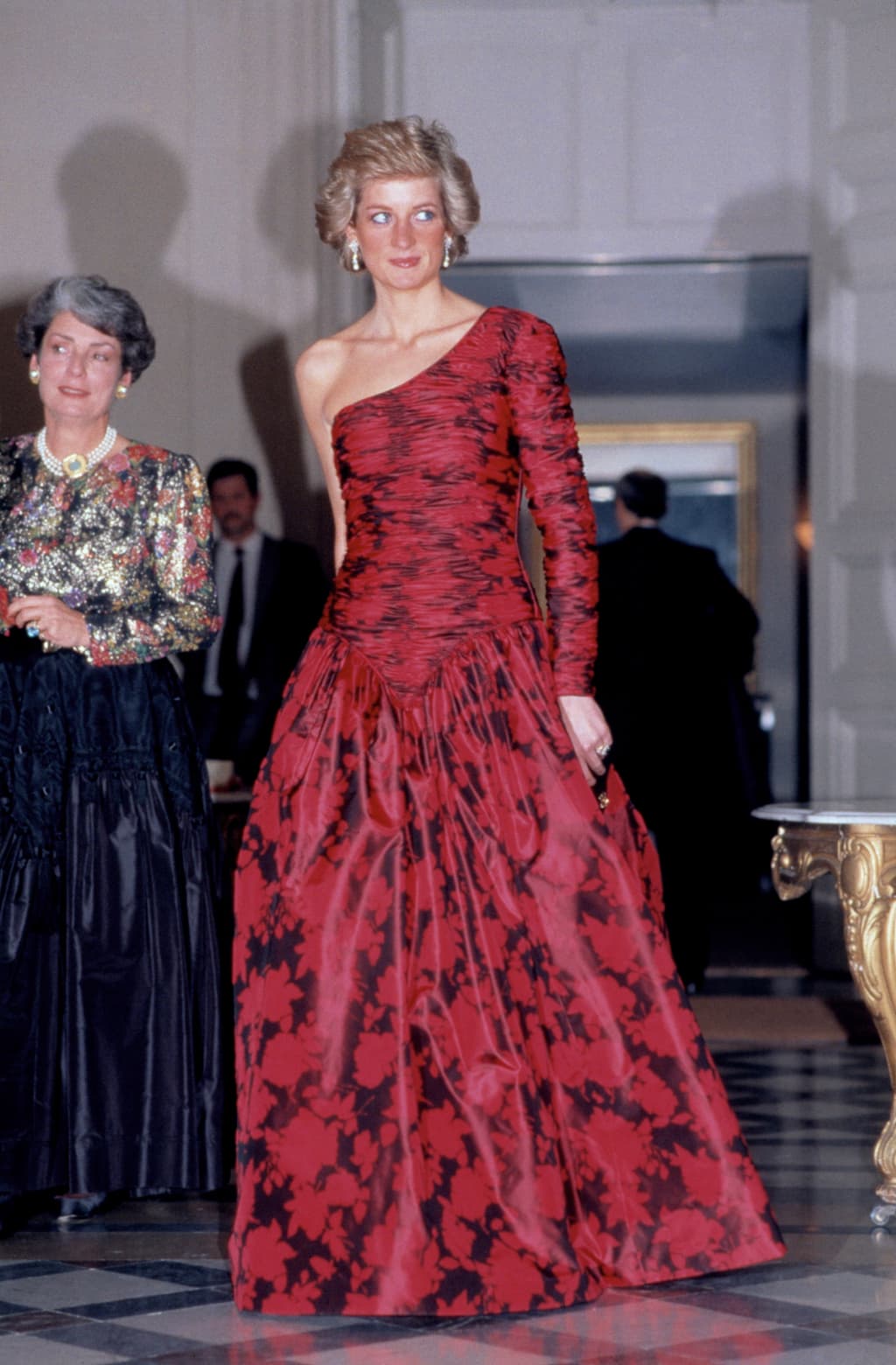 Lady Di y Dodi Al-Fayed: la historia real y las diferencias con la ...