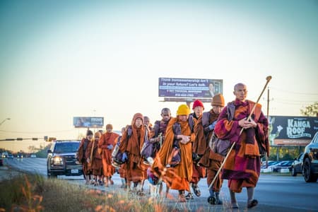 Monjes budistas sorprenden a residentes de Texas en su marcha por la ...