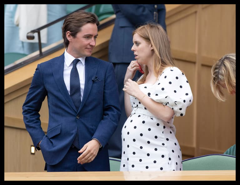 La princesa Beatrice muestra su pancita de embarazo previo a su primer ...