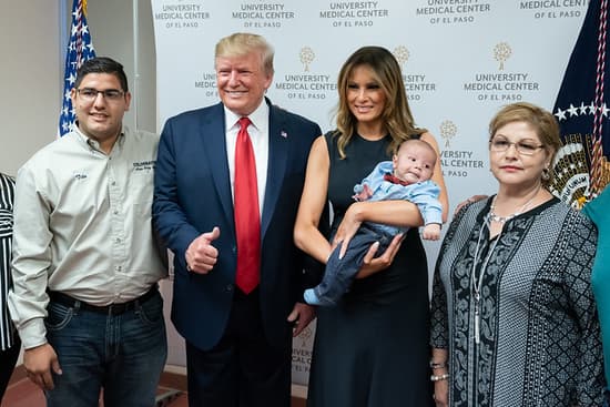 La foto de Trump sonriente con un bebé huérfano que resume la falta de ...