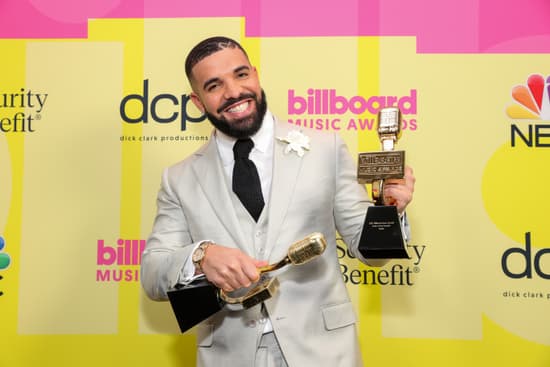 Drake mandó a hacer con el joyero Alex Moss un collar de 42 diamantes ...