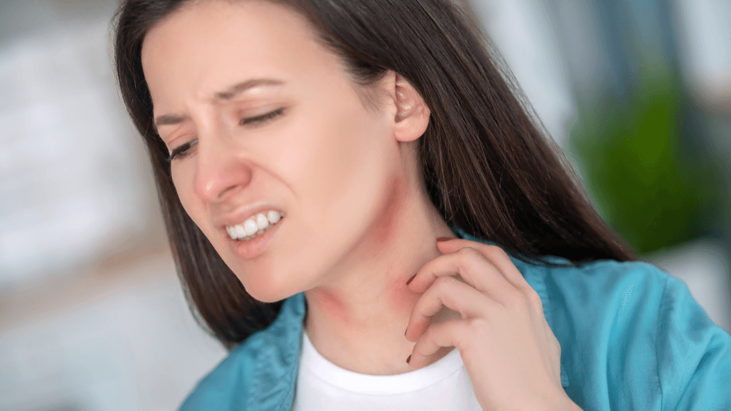 La depilación (con cera o rastrillo) puede provocar manchas en la piel ...