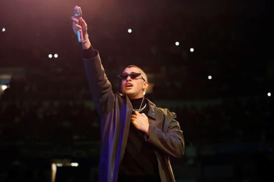Bad Bunny pinta tarjeta navideña a beneficio del Instituto ...