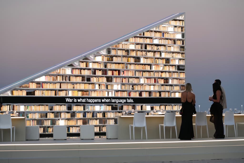 "Library of Us" instalación de libros creada por Es Devlin en Miami ...
