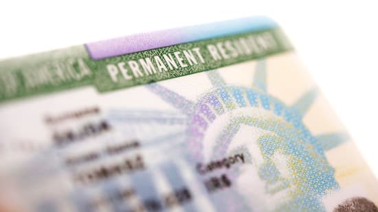 ¿Tienes 'green card'? CBP lanza advertencia para que evites una multa y ...