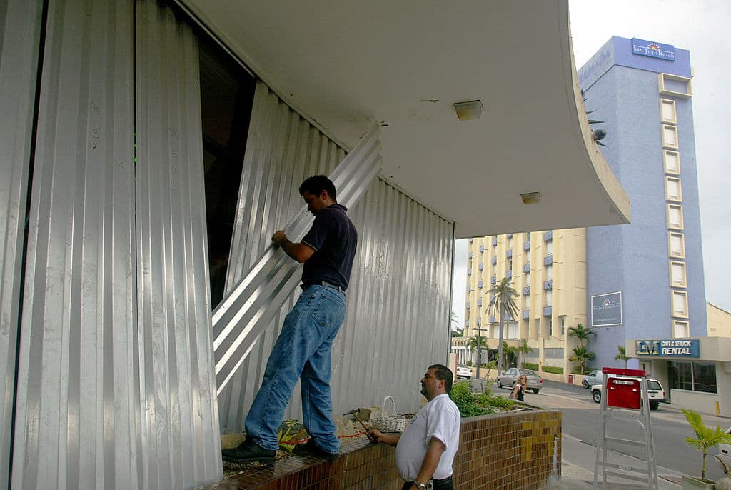 Puertorriqueños acuden a supermercados para prepararse ante el paso de ...