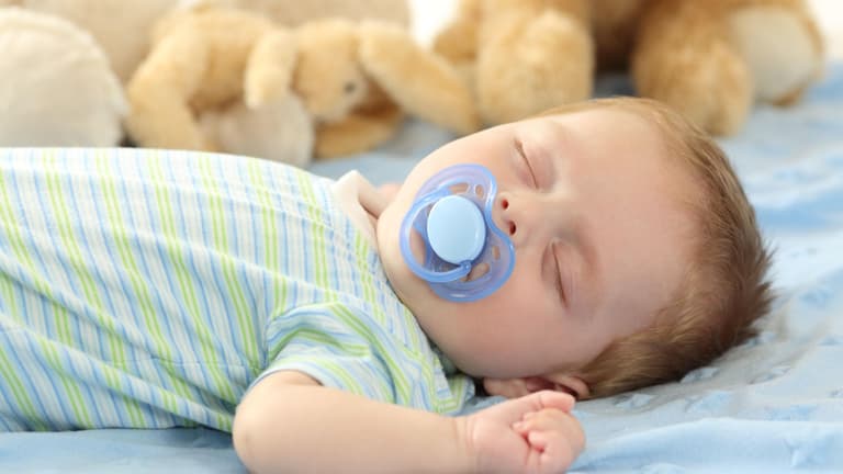 ¿Es peligroso que los bebés duerman con el chupón en la boca? Expertos ...
