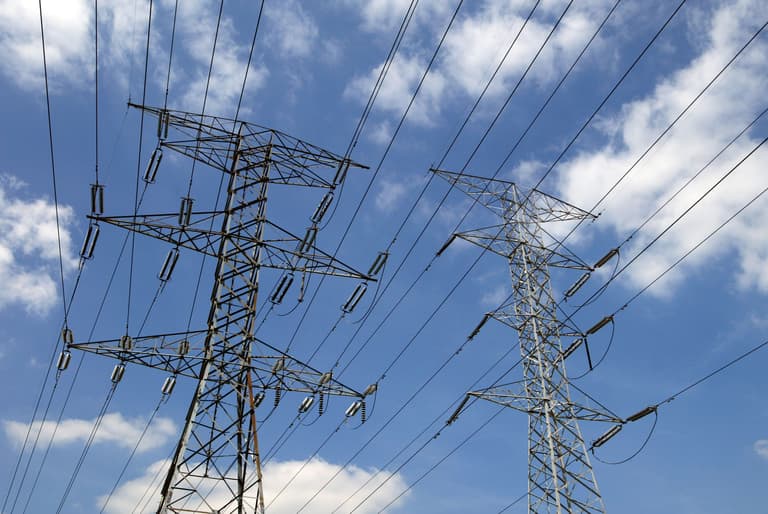 Se espera que el 50 porciento de los abonados tengan luz hoy ...