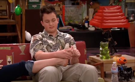 ¿Por qué había tantas escenas de pies en 'iCarly'? La razón es muy ...