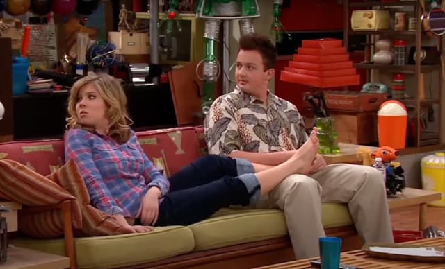 ¿Por qué había tantas escenas de pies en 'iCarly'? La razón es muy ...