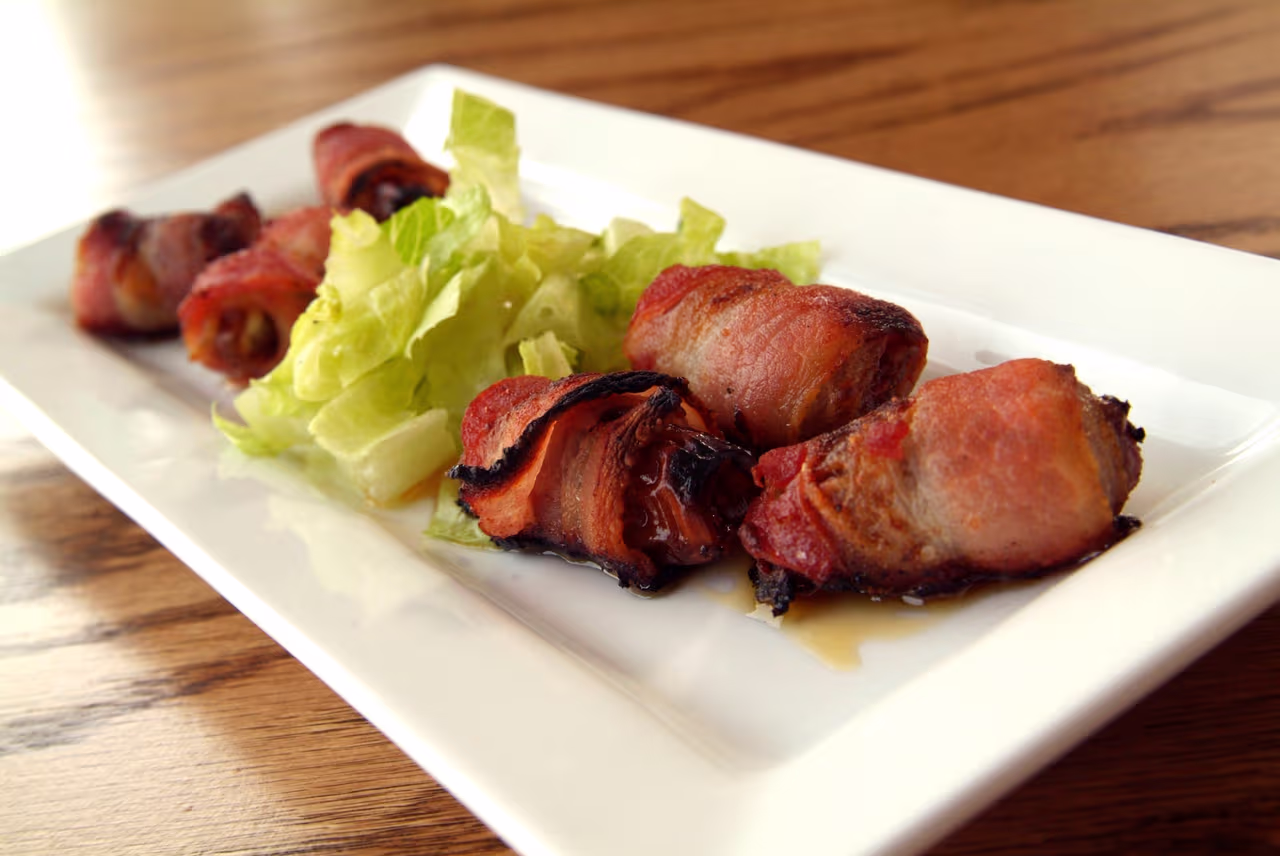 Aprende cómo hacer dátiles envueltos en tocino para un aperitivo ...