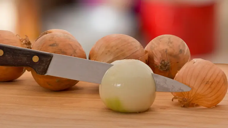 ¿Cómo cortar cebolla sin llorar? Esta es la efectiva técnica que usan ...