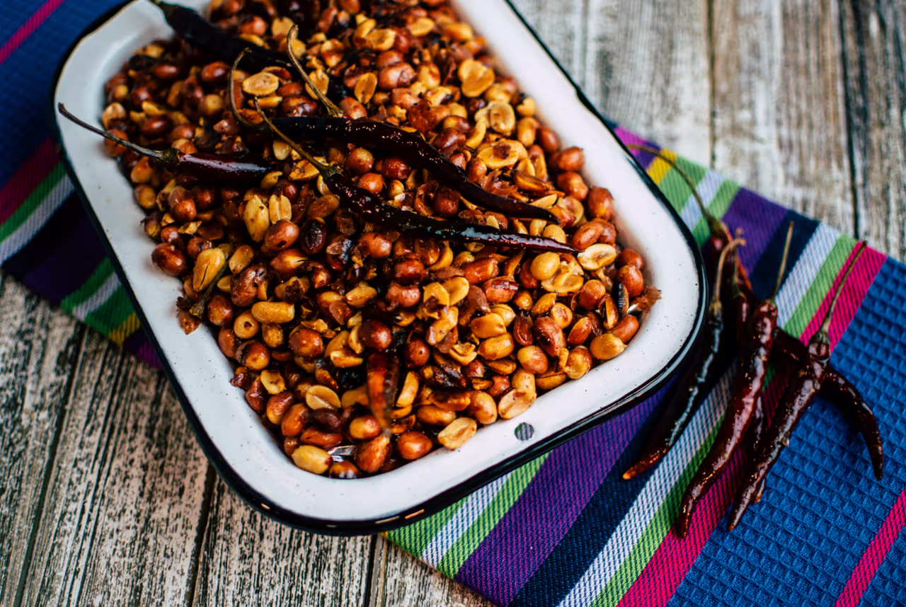 Receta de cacahuates oaxaqueños fácil y deliciosa | Delicioso | Univision