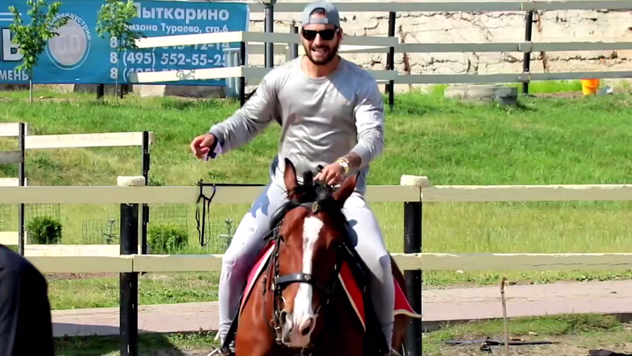 Cabalgó y practicó el arte ecuestre: Maluma se convirtió en un ...