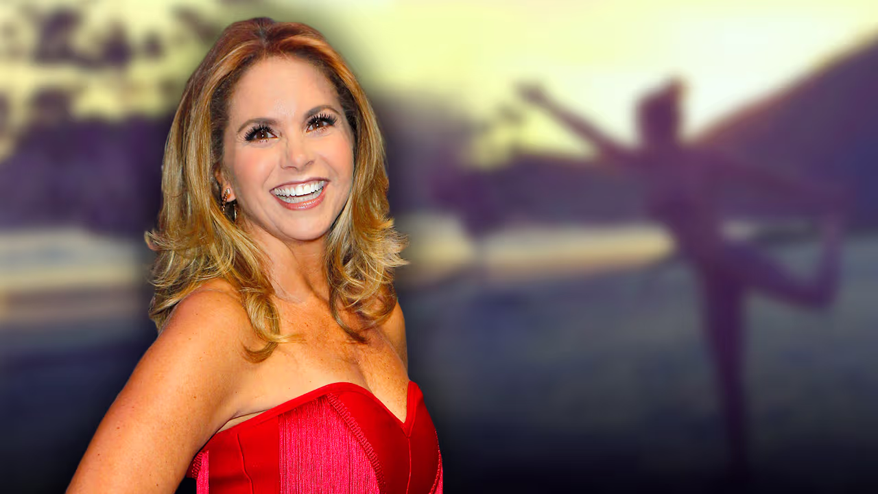 Lucero se muestra en bikini y en posición de yoga para celebrar el Día ...
