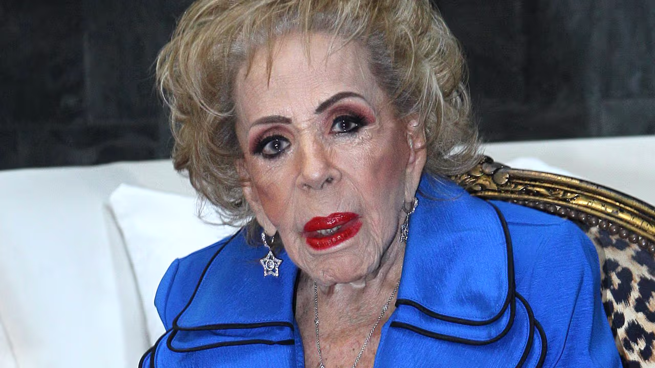 ¿Silvia Pinal necesita un arnés para mantener la postura? Su asistente ...