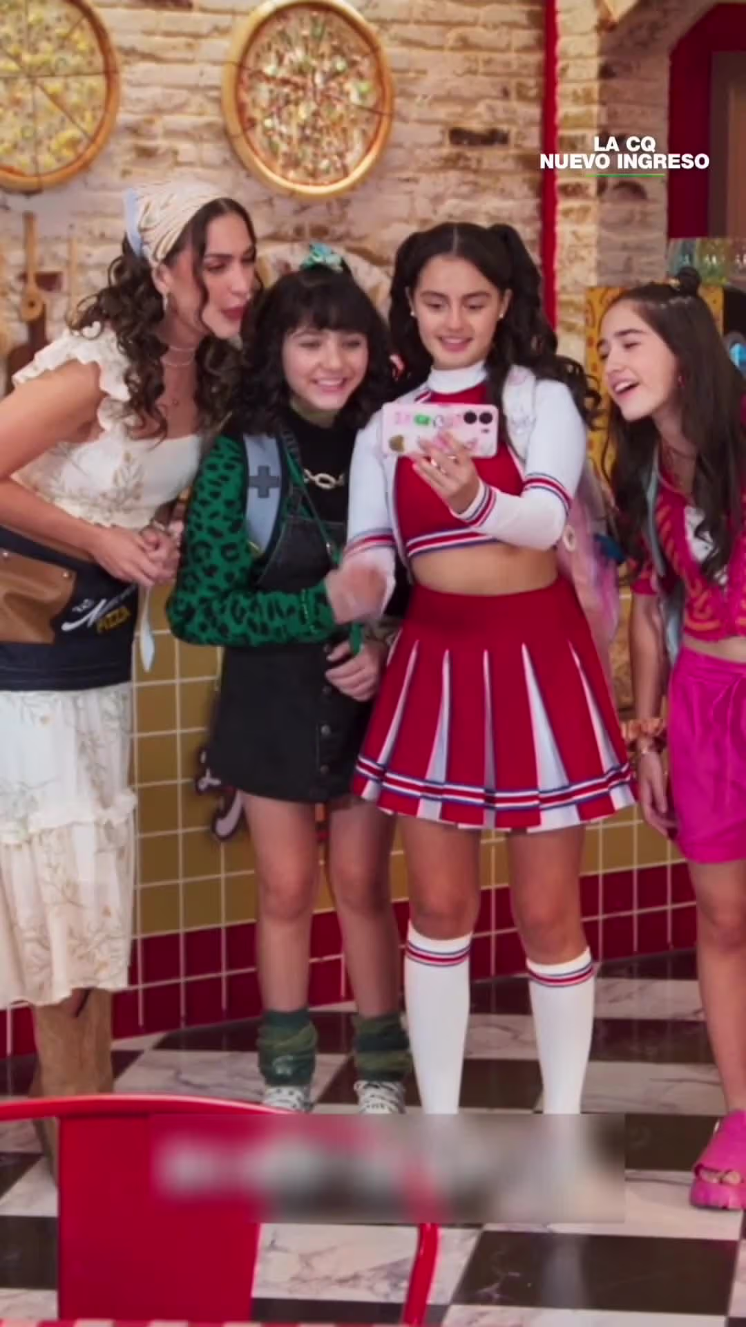 Sofi SIGUE ENAMORADA de... ¿unos tenis? | Galavisión | Univision