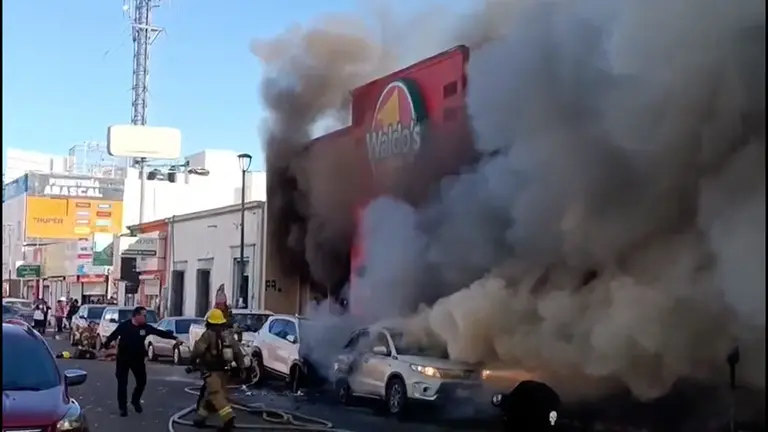 Así ardió en llamas la tienda Waldo’s en el centro de Hermosillo ...