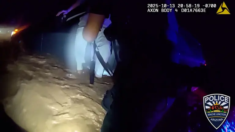El video: el rescate de un hombre de la corriente de agua en Apache ...