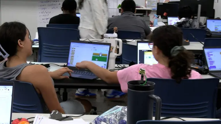 Tecnolochicas, el programa que busca que las niñas del Valle se ...