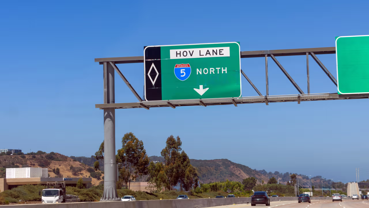 Quién puede usar el carril rápido HOV en las autopistas del Valle ...
