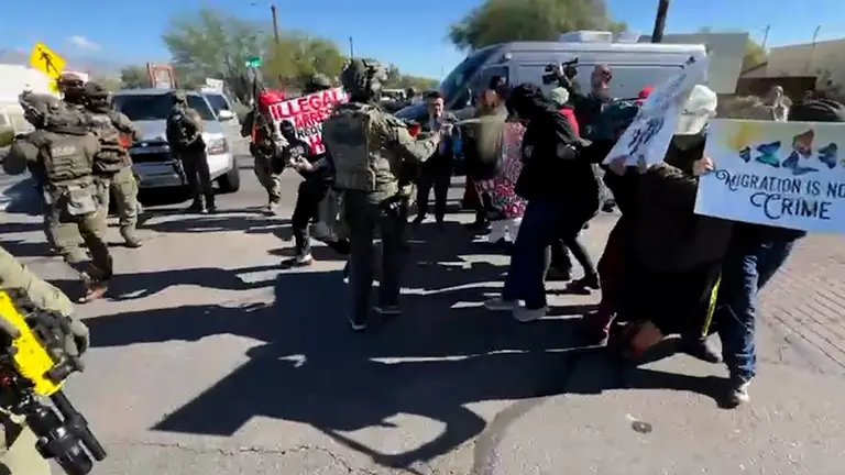 Redadas de ICE en Taco Giro: confrontación y gas lacrimógeno contra ...