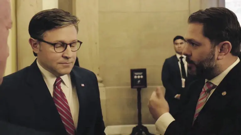 Archivos Epstein: Tensión entre Rubén Gallego y Mike Johnson por juramentación de Adelita ...