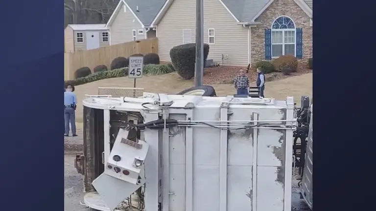 Camión de la basura se estrella contra arcén del tren en Hampton ...