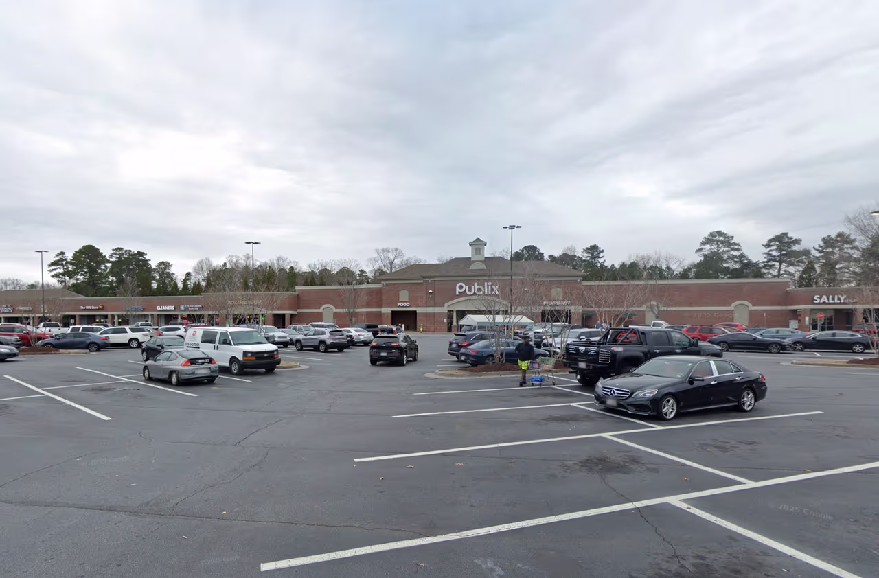 Hombre armado es baleado en el estacionamiento de un Publix en Powder ...