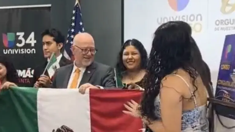 Univision Atlanta premia a 10 estudiantes hispanos en los premios ...