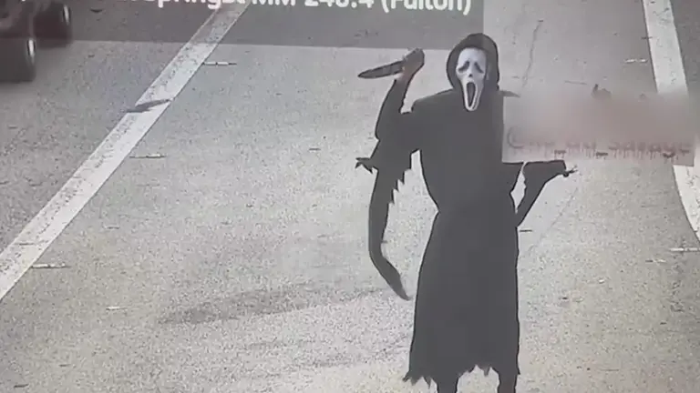 Villano de "Scream" fue visto persiguiendo a los conductores en Atlanta | Video | Univision 34 ...