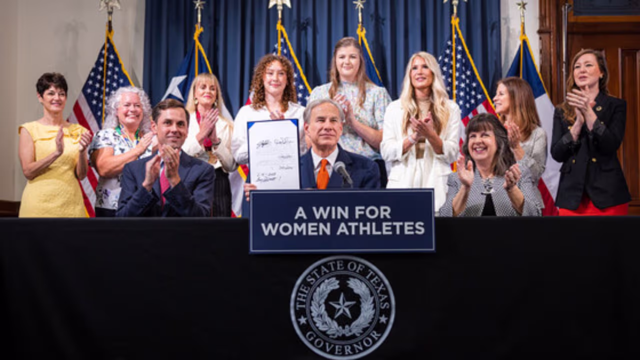 Firma Gobernador de Texas, Greg Abbott, ley que prohíbe que atletas ...