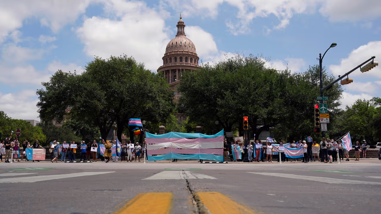 Greg Abbott firma ley que prohibe tratamiento médico a niños ...