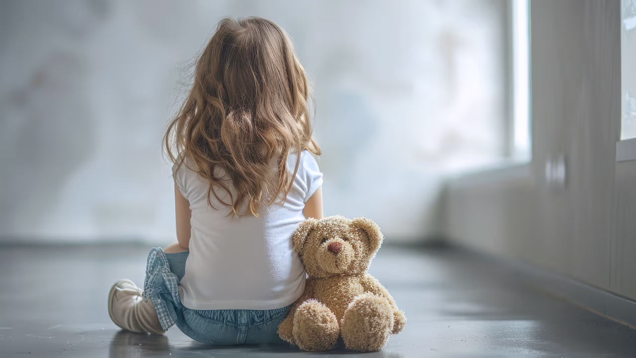 ¿Qué es la atrofia cerebral? Trastorno que padece la niña de 7 años ...