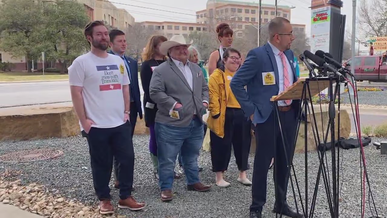 Organizaciones LGBTQ muestran su apoyo a niños transgénero en Texas ...