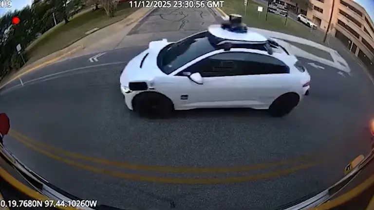 Waymo registra 23 infracciones por rebasar autobuses escolares en ...