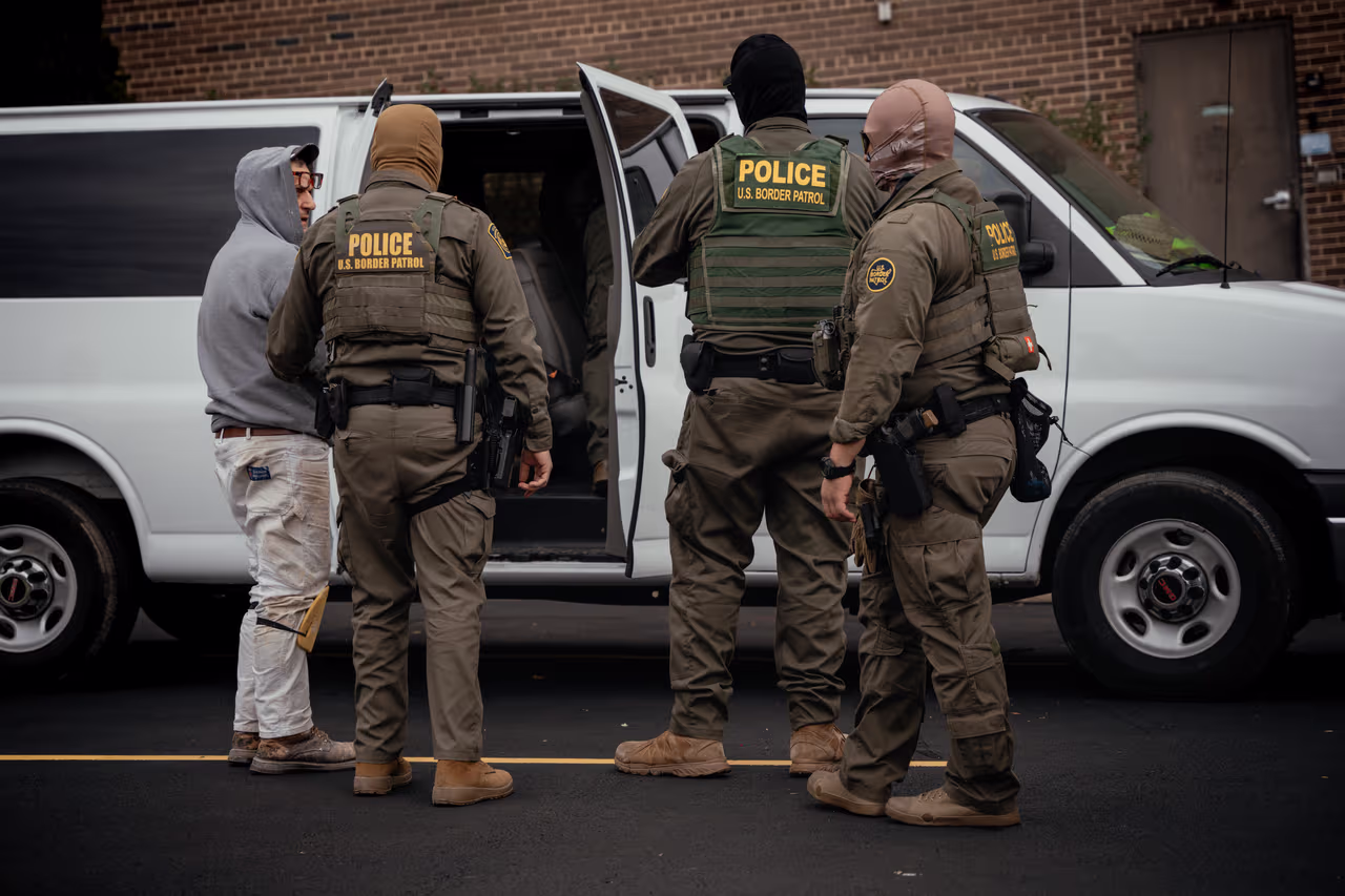 Agentes federales arrestan a ciudadanos americanos y varios inmigrantes ...