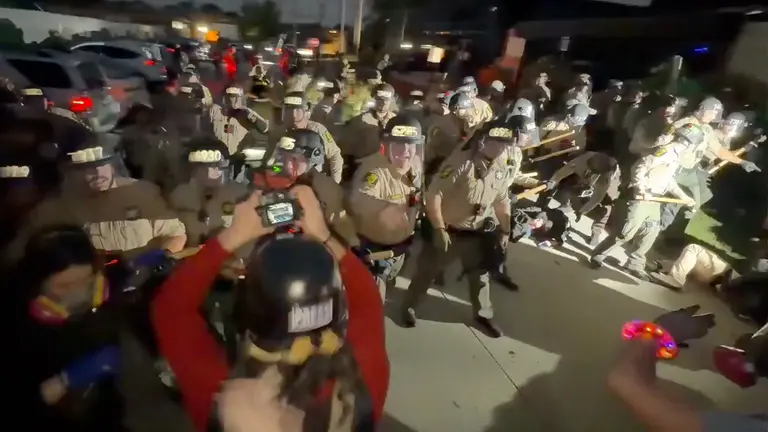 Captan tensión y arrestos afuera de centro de ICE en Broadview ...