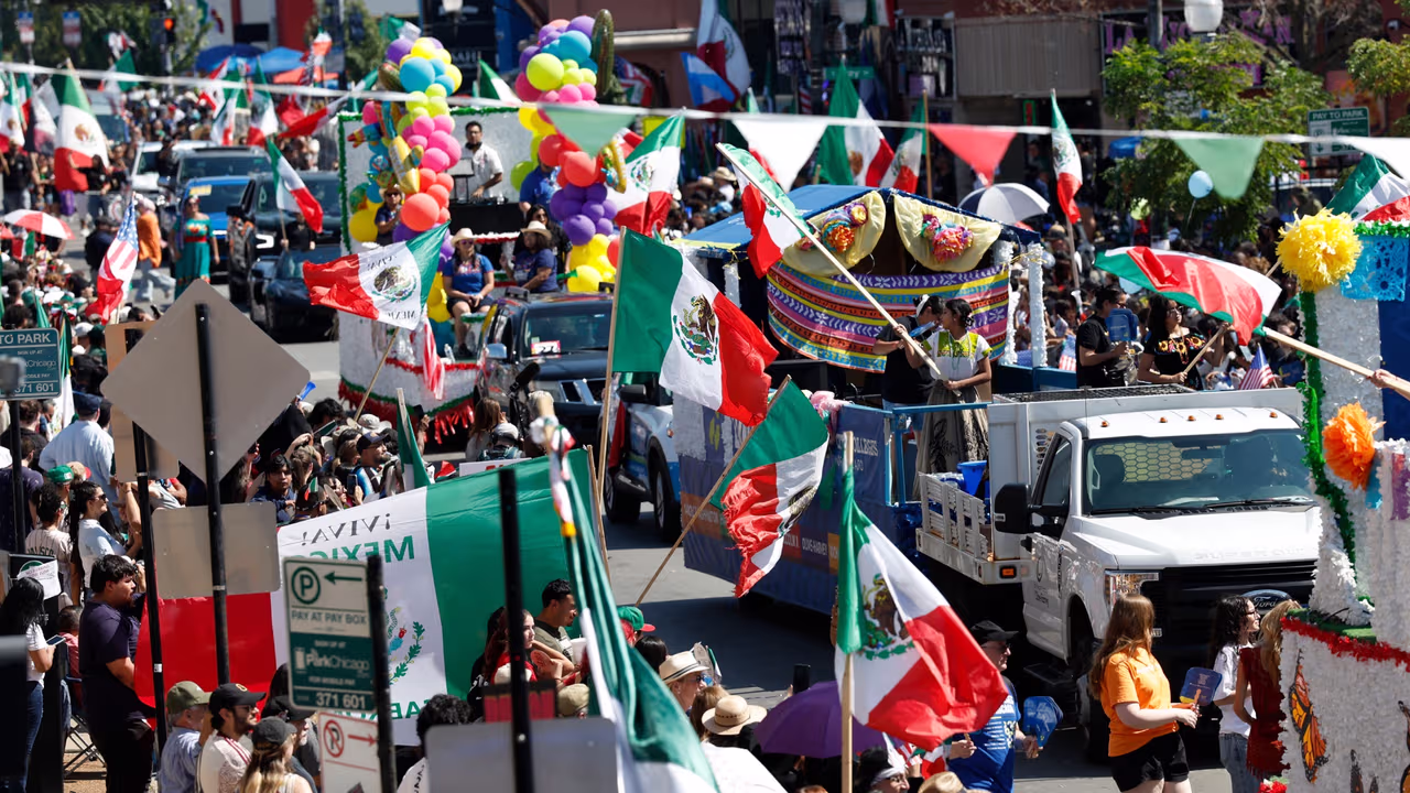 Desfile en conmemoración a la Independencia de México en La Villita ...