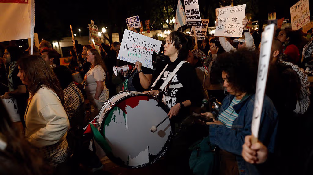 Manifestantes marchan en Chicago tras la llegada de tropas federales ...